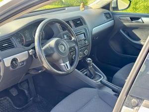 Grey Volkswagen Jetta 2014 in Vilnius, with an engine capacity of 1.60 L and mileage of 260 thousand km for 4300 €, photo 12 on AUTOMOTO.COM.LV