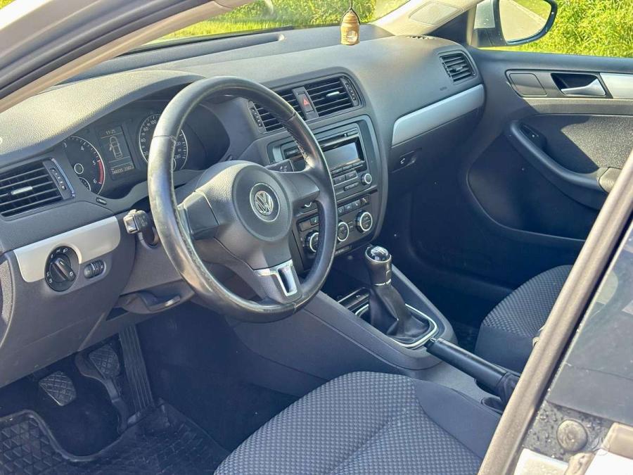 Grey Volkswagen Jetta 2014 in Vilnius, with an engine capacity of 1.60 L and mileage of 260 thousand km for 4300 €, photo 12 on AUTOMOTO.COM.LV