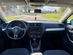 Grey Volkswagen Jetta 2014 in Vilnius, with an engine capacity of 1.60 L and mileage of 260 thousand km for 4300 €, photo 13 on AUTOMOTO.COM.LV