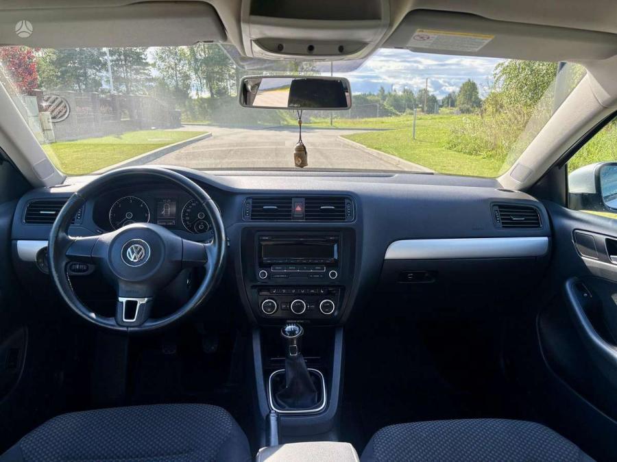 Grey Volkswagen Jetta 2014 in Vilnius, with an engine capacity of 1.60 L and mileage of 260 thousand km for 4300 €, photo 13 on AUTOMOTO.COM.LV
