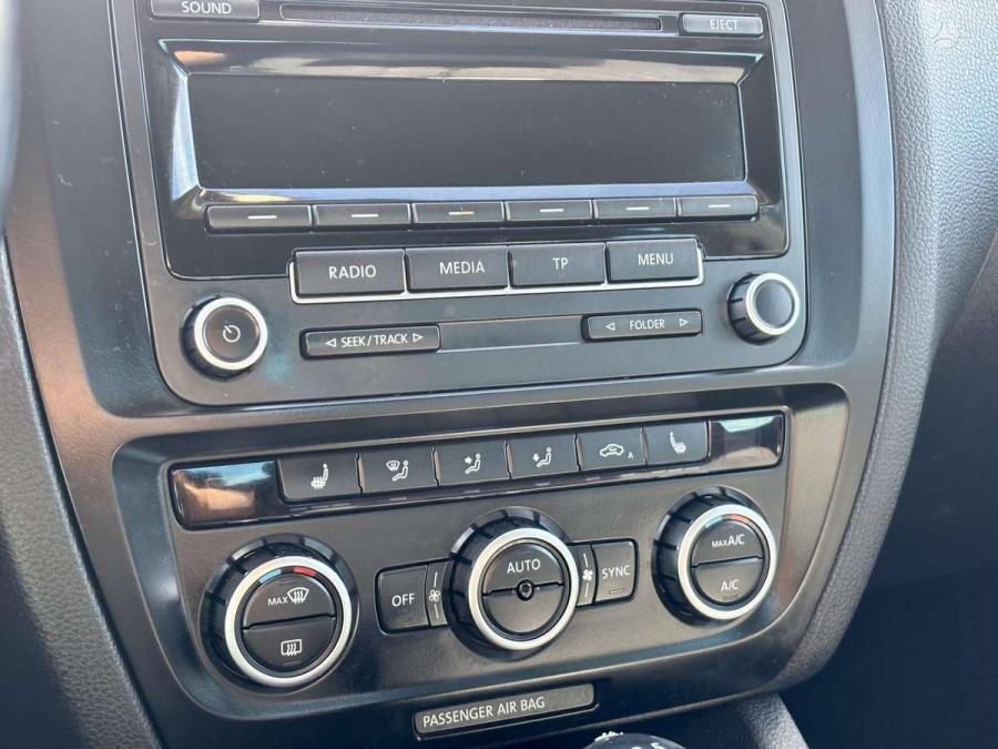 Grey Volkswagen Jetta 2014 in Vilnius, with an engine capacity of 1.60 L and mileage of 260 thousand km for 4300 €, photo 16 on AUTOMOTO.COM.LV