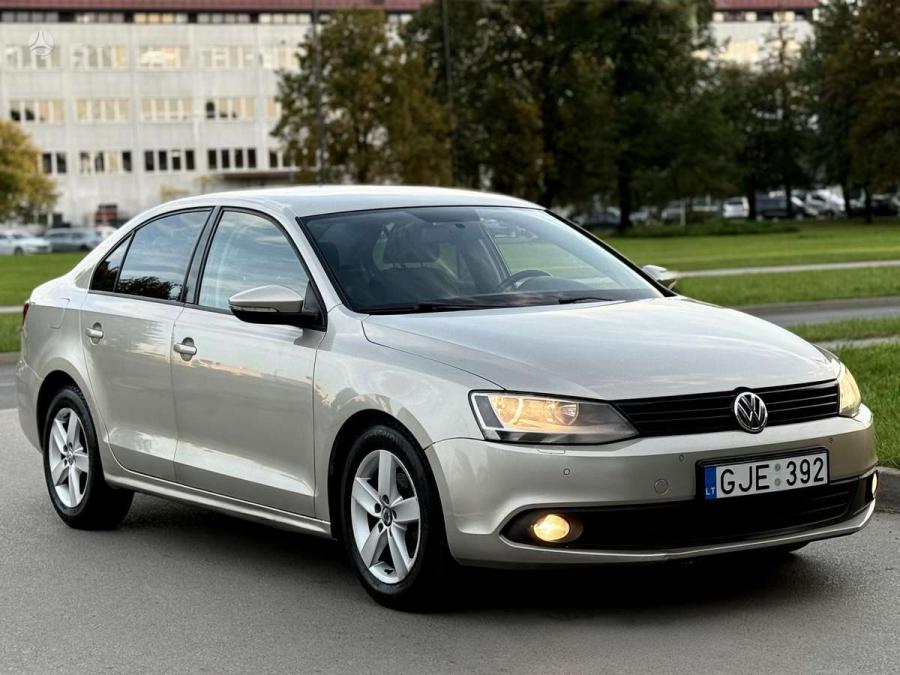 Pelēks Volkswagen Jetta 2014 Kauņa, ar dzinēja tilpumu 1.39 L un nobraukumu 322 tūkst. km par 2500 €, foto 1 vietnē AUTOMOTO.COM.LV