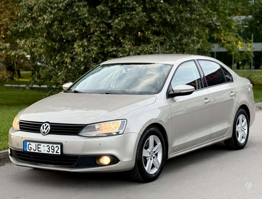 Pelēks Volkswagen Jetta 2014 Kauņa, ar dzinēja tilpumu 1.39 L un nobraukumu 322 tūkst. km par 2500 €, foto 3 vietnē AUTOMOTO.COM.LV
