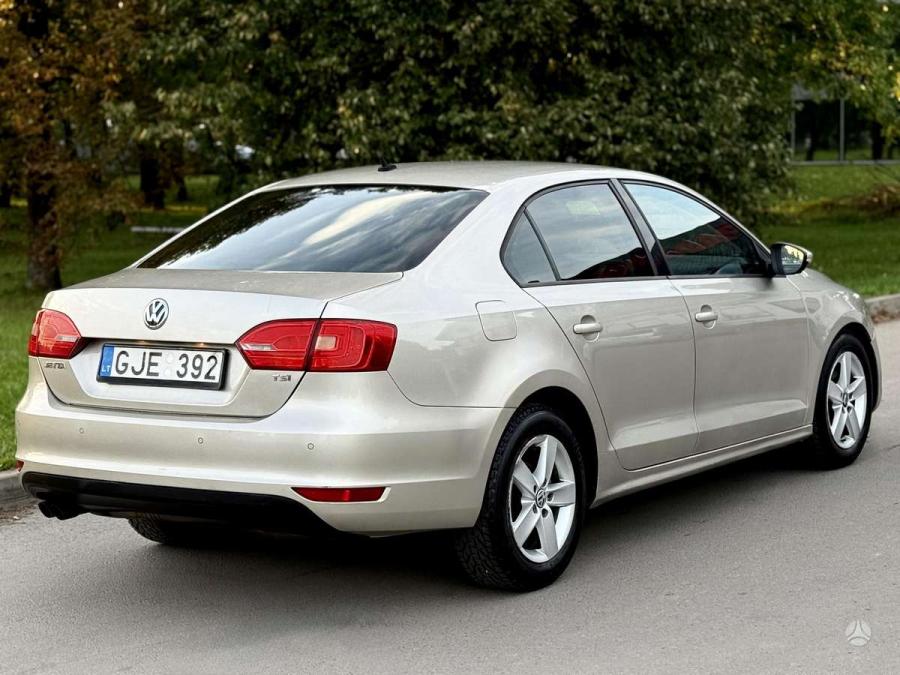 Pelēks Volkswagen Jetta 2014 Kauņa, ar dzinēja tilpumu 1.39 L un nobraukumu 322 tūkst. km par 2500 €, foto 5 vietnē AUTOMOTO.COM.LV