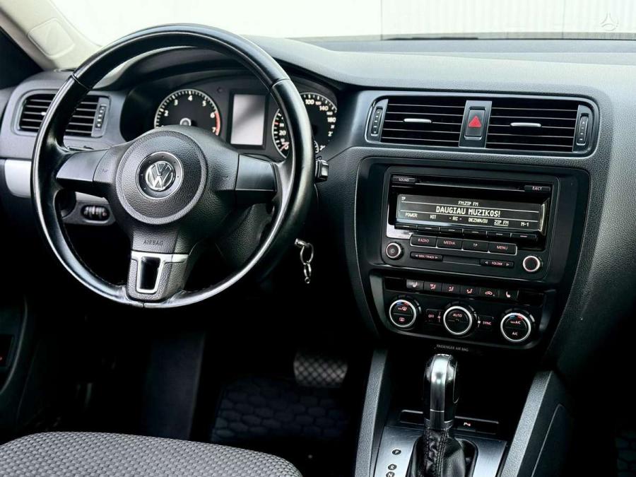 Pelēks Volkswagen Jetta 2014 Kauņa, ar dzinēja tilpumu 1.39 L un nobraukumu 322 tūkst. km par 2500 €, foto 22 vietnē AUTOMOTO.COM.LV