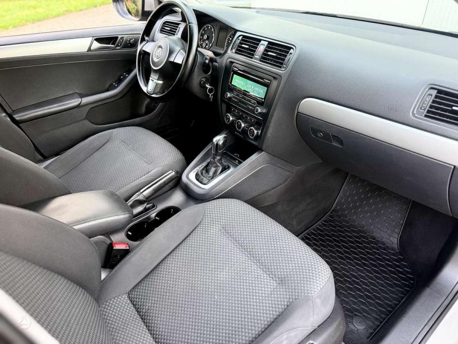 Pelēks Volkswagen Jetta 2014 Kauņa, ar dzinēja tilpumu 1.39 L un nobraukumu 322 tūkst. km par 2500 €, foto 27 vietnē AUTOMOTO.COM.LV