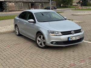Volkswagen Jetta 2014 in Cesis on AUTOMOTO.COM.LV Grey Volkswagen Jetta 2014 in Cesis, with an engine capacity of 1.40 L and mileage of 166 thousand km for 5000 €, photo 1 on AUTOMOTO.COM.LV