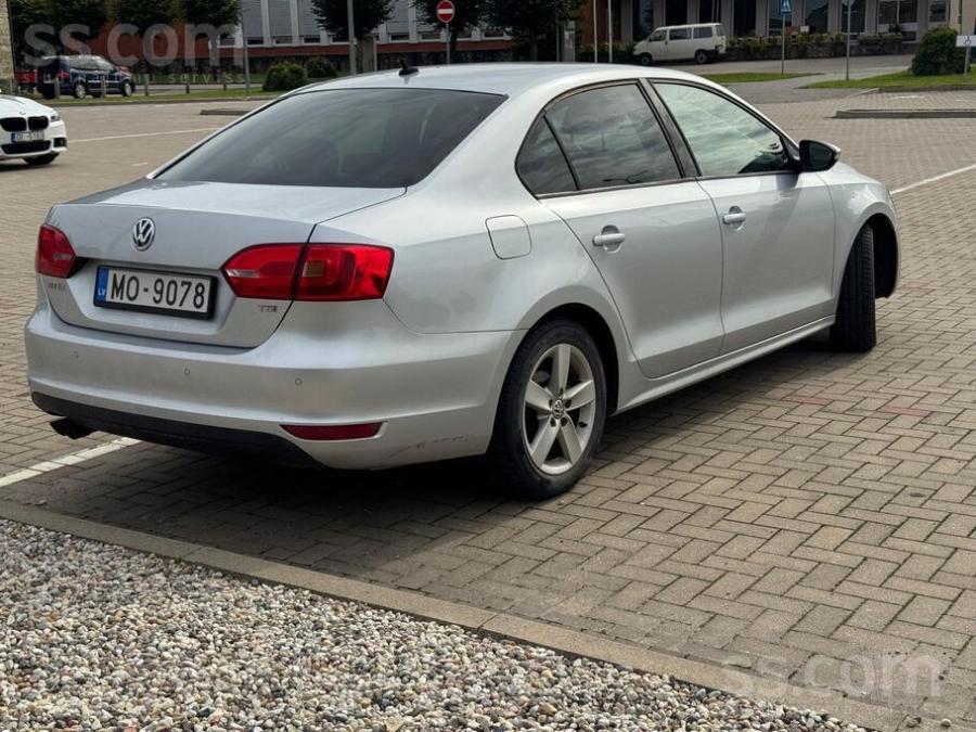 Grey Volkswagen Jetta 2014 in Cesis, with an engine capacity of 1.40 L and mileage of 166 thousand km for 5000 €, photo 3 on AUTOMOTO.COM.LV