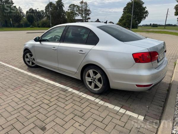 Grey Volkswagen Jetta 2014 in Cesis, with an engine capacity of 1.40 L and mileage of 166 thousand km for 5000 €, photo 4 on AUTOMOTO.COM.LV