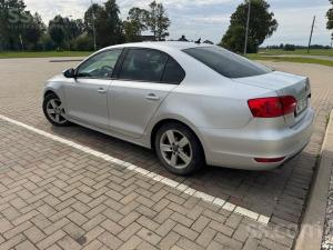 Grey Volkswagen Jetta 2014 in Cesis, with an engine capacity of 1.40 L and mileage of 166 thousand km for 5000 €, photo 4 on AUTOMOTO.COM.LV