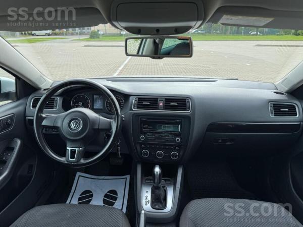 Grey Volkswagen Jetta 2014 in Cesis, with an engine capacity of 1.40 L and mileage of 166 thousand km for 5000 €, photo 7 on AUTOMOTO.COM.LV