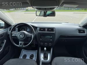 Grey Volkswagen Jetta 2014 in Cesis, with an engine capacity of 1.40 L and mileage of 166 thousand km for 5000 €, photo 7 on AUTOMOTO.COM.LV