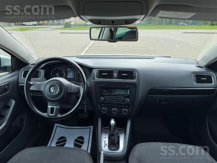 Grey Volkswagen Jetta 2014 in Cesis, with an engine capacity of 1.40 L and mileage of 166 thousand km for 5000 €, photo 7 on AUTOMOTO.COM.LV