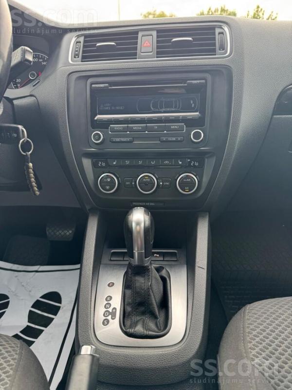 Grey Volkswagen Jetta 2014 in Cesis, with an engine capacity of 1.40 L and mileage of 166 thousand km for 5000 €, photo 8 on AUTOMOTO.COM.LV