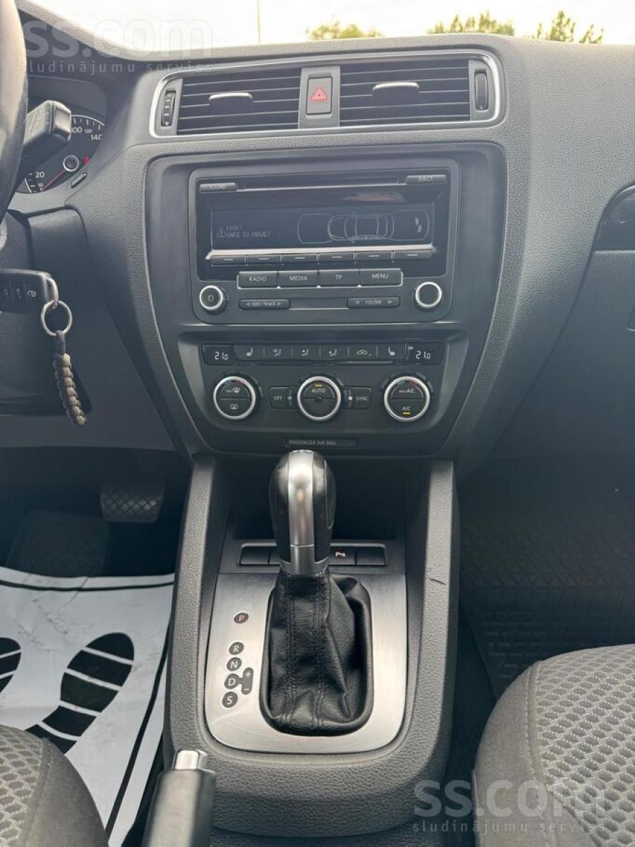 Grey Volkswagen Jetta 2014 in Cesis, with an engine capacity of 1.40 L and mileage of 166 thousand km for 5000 €, photo 8 on AUTOMOTO.COM.LV