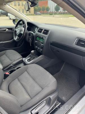 Grey Volkswagen Jetta 2014 in Cesis, with an engine capacity of 1.40 L and mileage of 166 thousand km for 5000 €, photo 9 on AUTOMOTO.COM.LV