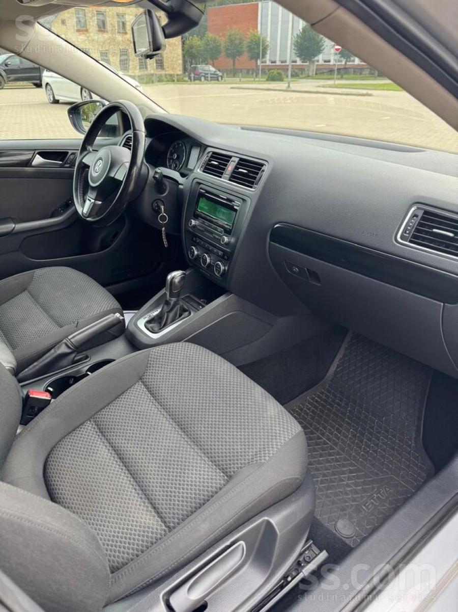 Grey Volkswagen Jetta 2014 in Cesis, with an engine capacity of 1.40 L and mileage of 166 thousand km for 5000 €, photo 9 on AUTOMOTO.COM.LV
