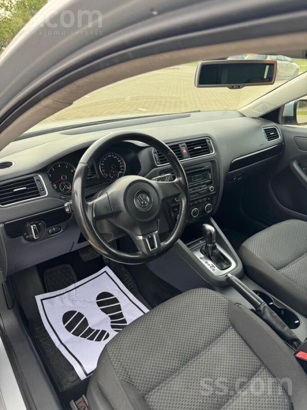 Grey Volkswagen Jetta 2014 in Cesis, with an engine capacity of 1.40 L and mileage of 166 thousand km for 5000 €, photo 10 on AUTOMOTO.COM.LV