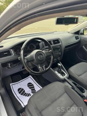 Grey Volkswagen Jetta 2014 in Cesis, with an engine capacity of 1.40 L and mileage of 166 thousand km for 5000 €, photo 10 on AUTOMOTO.COM.LV
