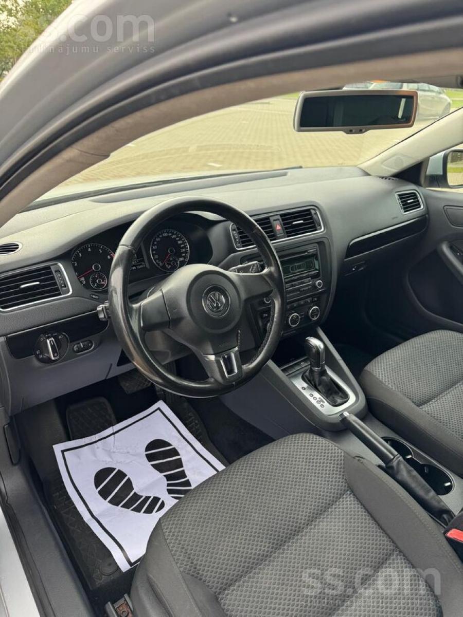 Grey Volkswagen Jetta 2014 in Cesis, with an engine capacity of 1.40 L and mileage of 166 thousand km for 5000 €, photo 10 on AUTOMOTO.COM.LV