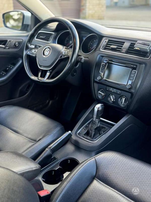 Pelēks Volkswagen Jetta 2015 Kretinga, ar dzinēja tilpumu 1.80 L un nobraukumu 118 tūkst. km par 6850 €, foto 11 vietnē AUTOMOTO.COM.LV