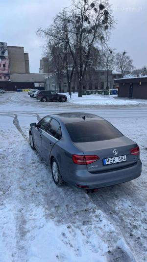 Grey Volkswagen Jetta 2015 in Kaunas, with an engine capacity of 1.80 L and mileage of 175 thousand km for 6599 €, photo 7 on AUTOMOTO.COM.LV