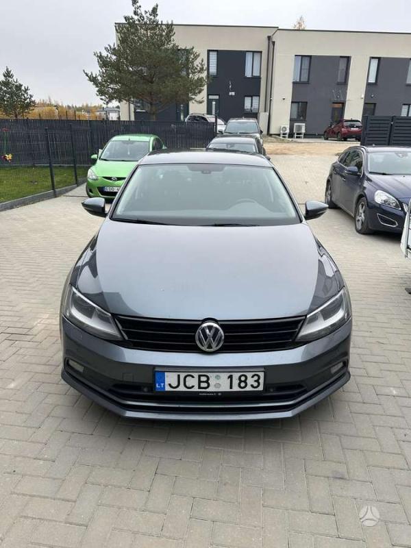 Pelēks Volkswagen Jetta 2015 Viļņa, ar dzinēja tilpumu 1.97 L un nobraukumu 174 tūkst. km par 5900 €, foto 3 vietnē AUTOMOTO.COM.LV