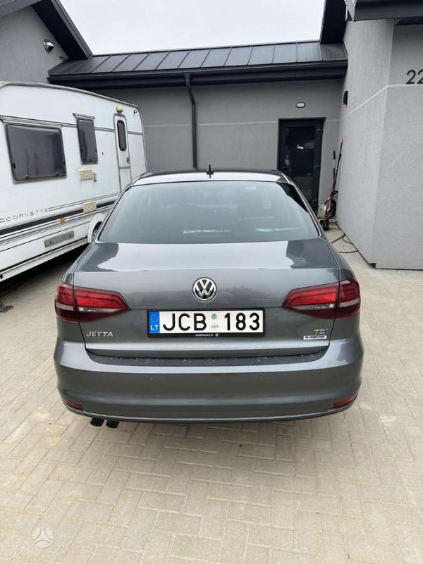 Pelēks Volkswagen Jetta 2015 Viļņa, ar dzinēja tilpumu 1.97 L un nobraukumu 174 tūkst. km par 5900 €, foto 4 vietnē AUTOMOTO.COM.LV