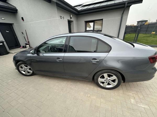 Pelēks Volkswagen Jetta 2015 Viļņa, ar dzinēja tilpumu 1.97 L un nobraukumu 174 tūkst. km par 5900 €, foto 8 vietnē AUTOMOTO.COM.LV