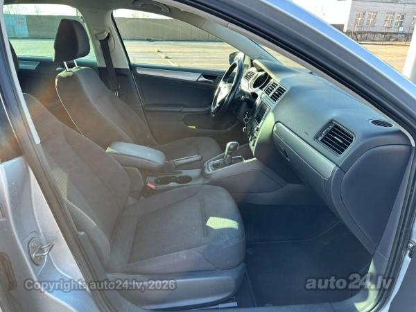Grey Volkswagen Jetta 2015 in Tartu, with an engine capacity of 1.40 L and mileage of 200 thousand km for 6800 €, photo 10 on AUTOMOTO.COM.LV