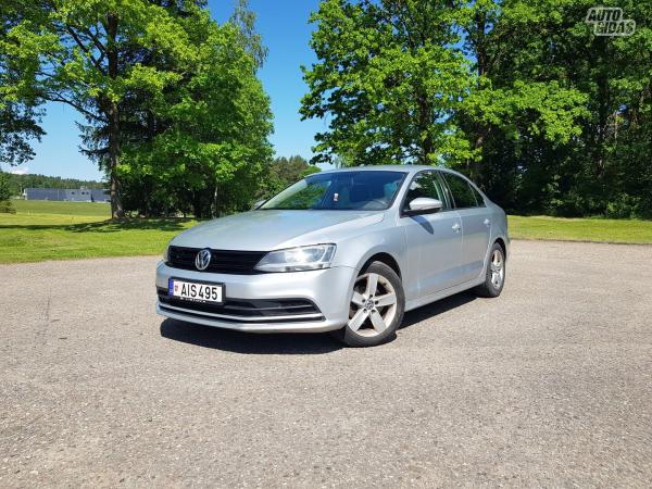 Grey Volkswagen Jetta 2015 in Vilnius, with an engine capacity of 2.00 L and mileage of 324 thousand km for 3599 €, photo 1 on AUTOMOTO.COM.LV
