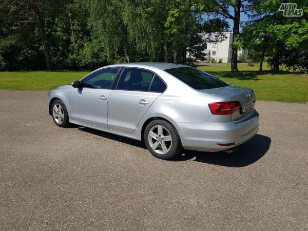 Grey Volkswagen Jetta 2015 in Vilnius, with an engine capacity of 2.00 L and mileage of 324 thousand km for 3599 €, photo 3 on AUTOMOTO.COM.LV