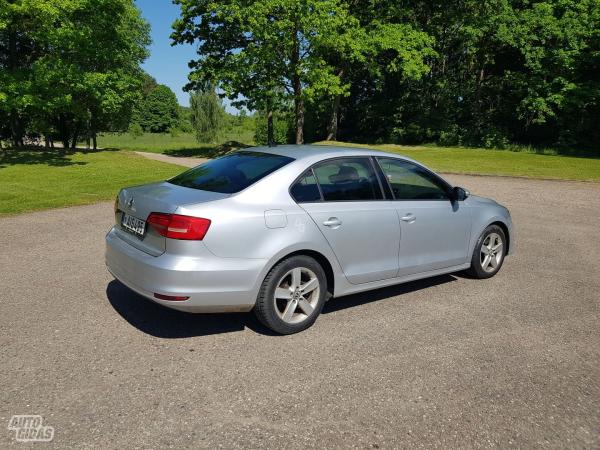 Grey Volkswagen Jetta 2015 in Vilnius, with an engine capacity of 2.00 L and mileage of 324 thousand km for 3599 €, photo 8 on AUTOMOTO.COM.LV