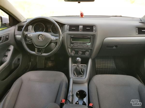 Grey Volkswagen Jetta 2015 in Vilnius, with an engine capacity of 2.00 L and mileage of 324 thousand km for 3599 €, photo 10 on AUTOMOTO.COM.LV