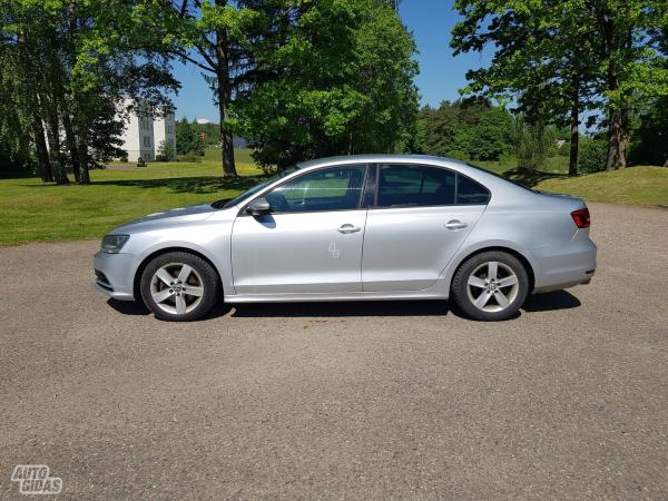 Pelēks Volkswagen Jetta 2015 Viļņa, ar dzinēja tilpumu 2.00 L un nobraukumu 324 tūkst. km par 3599 €, foto 4 vietnē AUTOMOTO.COM.LV