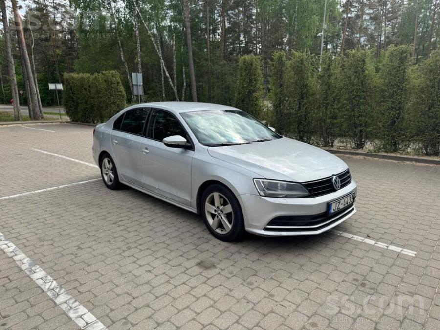 Pelēks Volkswagen Jetta 2015 Rīga, ar dzinēja tilpumu 2.00 L un nobraukumu 380 tūkst. km par 4400 €, foto 3 vietnē AUTOMOTO.COM.LV