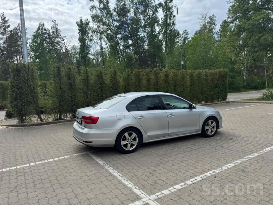 Pelēks Volkswagen Jetta 2015 Rīga, ar dzinēja tilpumu 2.00 L un nobraukumu 380 tūkst. km par 4400 €, foto 5 vietnē AUTOMOTO.COM.LV