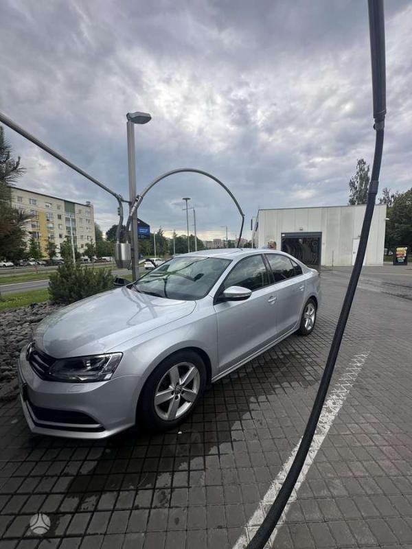 Pelēks Volkswagen Jetta 2015 Viļņa, ar dzinēja tilpumu 1.97 L un nobraukumu 253 tūkst. km par 4000 €, foto 1 vietnē AUTOMOTO.COM.LV