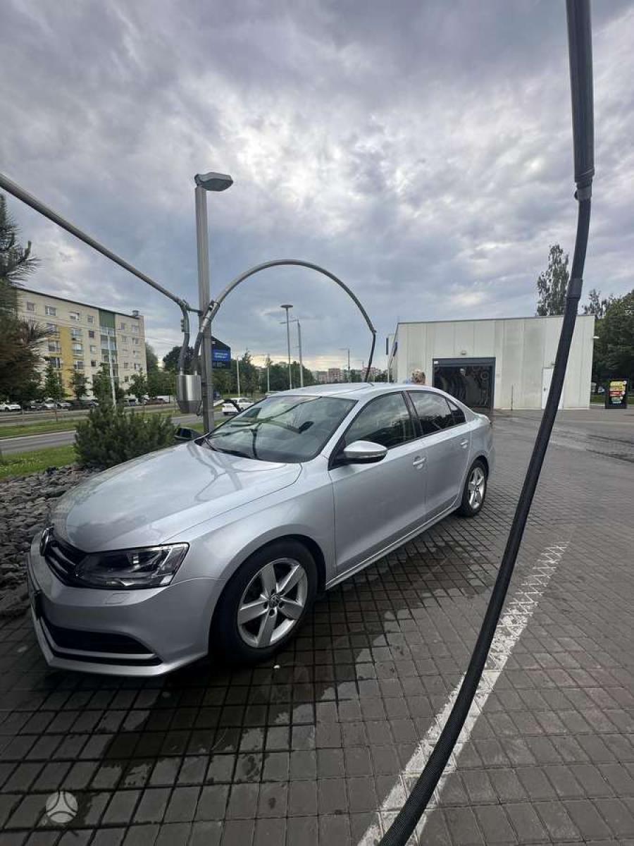 Pelēks Volkswagen Jetta 2015 Viļņa, ar dzinēja tilpumu 1.97 L un nobraukumu 253 tūkst. km par 4000 €, foto 1 vietnē AUTOMOTO.COM.LV