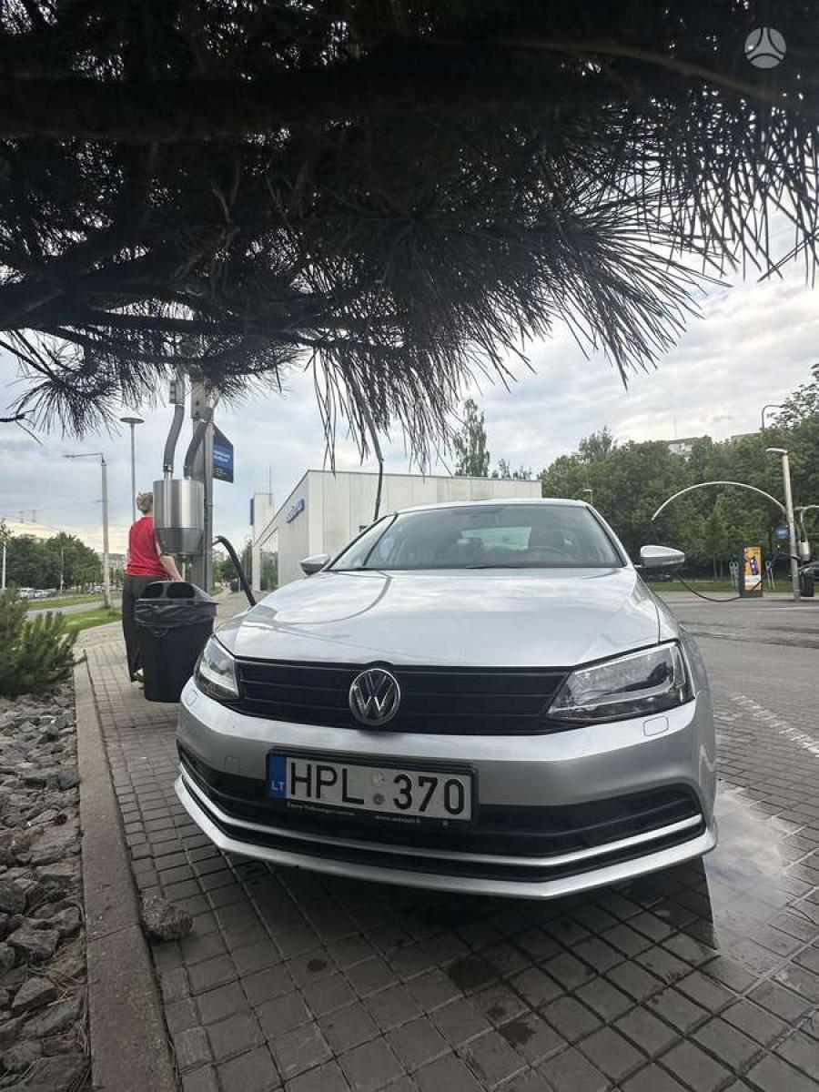 Pelēks Volkswagen Jetta 2015 Viļņa, ar dzinēja tilpumu 1.97 L un nobraukumu 253 tūkst. km par 4000 €, foto 3 vietnē AUTOMOTO.COM.LV