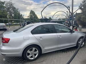 Pelēks Volkswagen Jetta 2015 Viļņa, ar dzinēja tilpumu 1.97 L un nobraukumu 253 tūkst. km par 4000 €, foto 5 vietnē AUTOMOTO.COM.LV