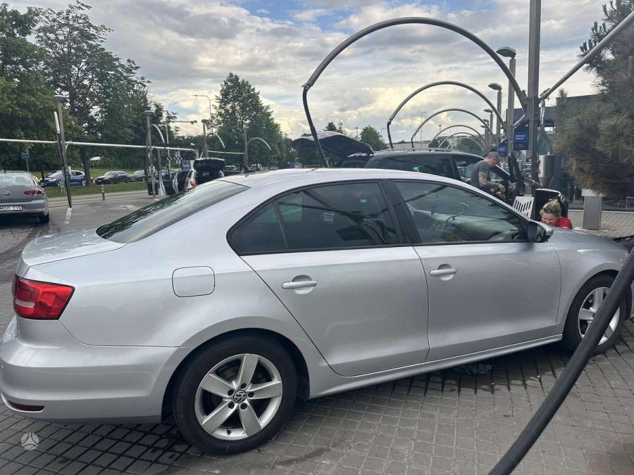 Pelēks Volkswagen Jetta 2015 Viļņa, ar dzinēja tilpumu 1.97 L un nobraukumu 253 tūkst. km par 4000 €, foto 5 vietnē AUTOMOTO.COM.LV
