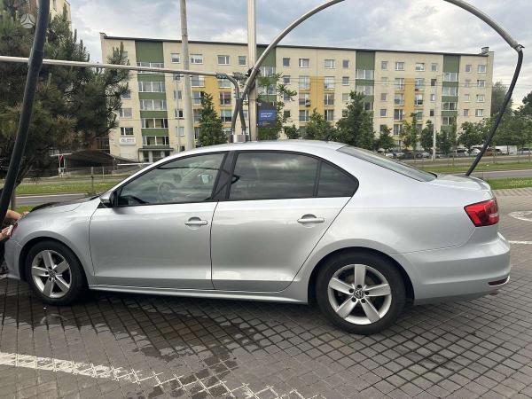 Pelēks Volkswagen Jetta 2015 Viļņa, ar dzinēja tilpumu 1.97 L un nobraukumu 253 tūkst. km par 4000 €, foto 5 vietnē AUTOMOTO.COM.LV