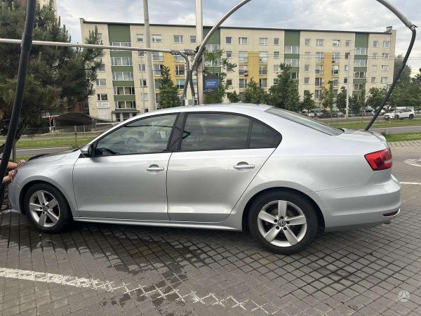 Pelēks Volkswagen Jetta 2015 Viļņa, ar dzinēja tilpumu 1.97 L un nobraukumu 253 tūkst. km par 4000 €, foto 6 vietnē AUTOMOTO.COM.LV