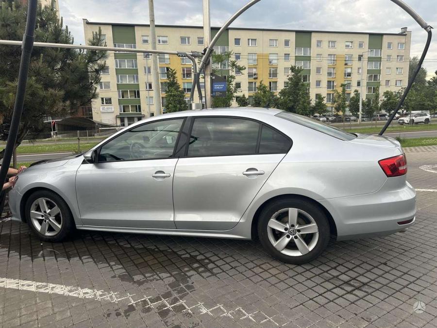 Pelēks Volkswagen Jetta 2015 Viļņa, ar dzinēja tilpumu 1.97 L un nobraukumu 253 tūkst. km par 4000 €, foto 7 vietnē AUTOMOTO.COM.LV
