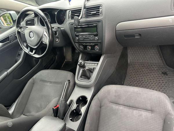Pelēks Volkswagen Jetta 2015 Viļņa, ar dzinēja tilpumu 1.97 L un nobraukumu 253 tūkst. km par 4000 €, foto 8 vietnē AUTOMOTO.COM.LV