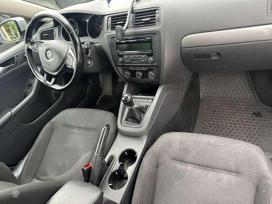 Pelēks Volkswagen Jetta 2015 Viļņa, ar dzinēja tilpumu 1.97 L un nobraukumu 253 tūkst. km par 4000 €, foto 9 vietnē AUTOMOTO.COM.LV