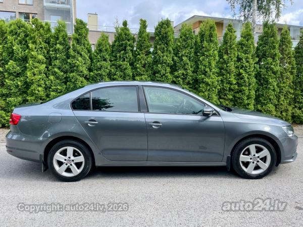 Pelēks Volkswagen Jetta 2015 Tallina, ar dzinēja tilpumu 1.20 L un nobraukumu 103 tūkst. km par 7900 €, foto 3 vietnē AUTOMOTO.COM.LV