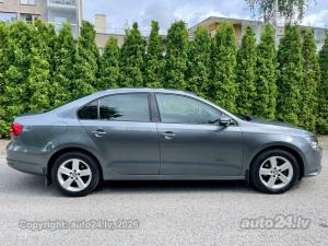 Pelēks Volkswagen Jetta 2015 Tallina, ar dzinēja tilpumu 1.20 L un nobraukumu 103 tūkst. km par 7900 €, foto 4 vietnē AUTOMOTO.COM.LV