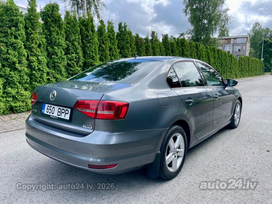 Pelēks Volkswagen Jetta 2015 Tallina, ar dzinēja tilpumu 1.20 L un nobraukumu 103 tūkst. km par 7900 €, foto 5 vietnē AUTOMOTO.COM.LV